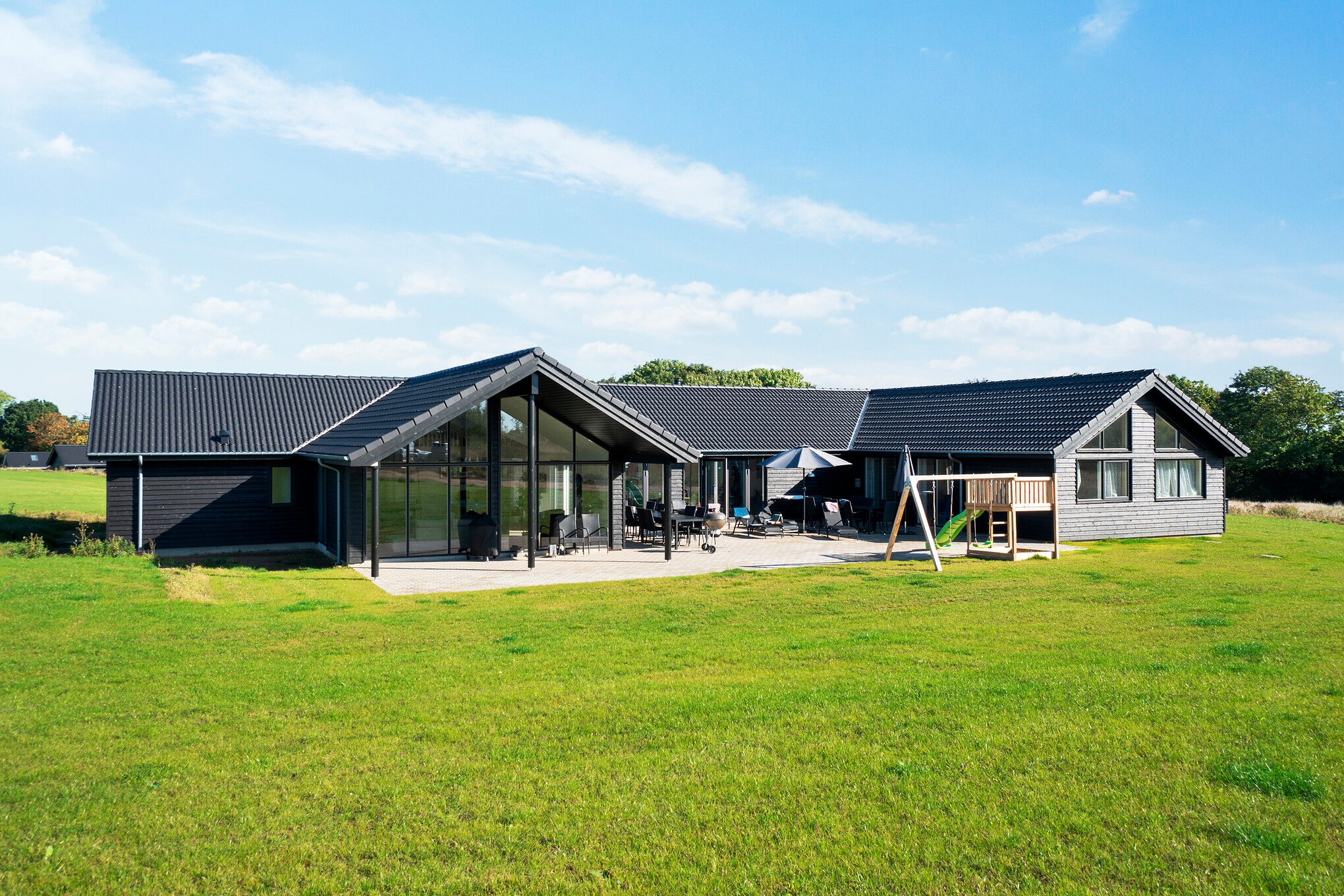 Skanlux - bygger store sommerhuse med pool til udlejning | VillaVilla